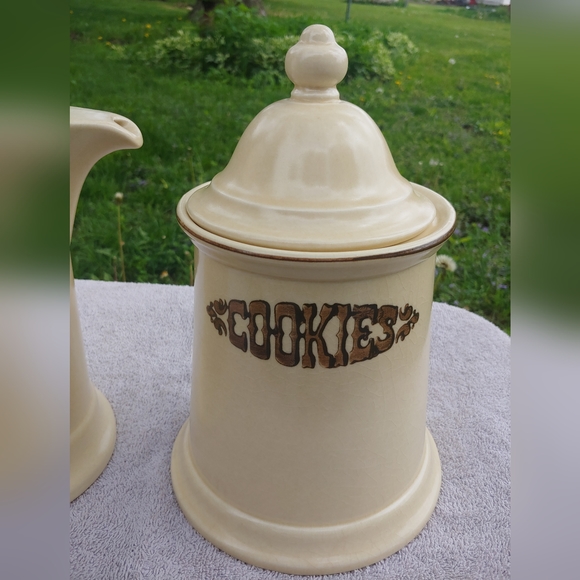 Pfaltzgraff | Kitchen | Pfaltzgraff Cookie Jar Vintage Village Pattern ...